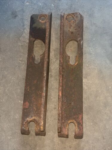 IH Farmall M SM MD 400 Axle Drawbar Mounting Brackets Pair Antique Tra ...